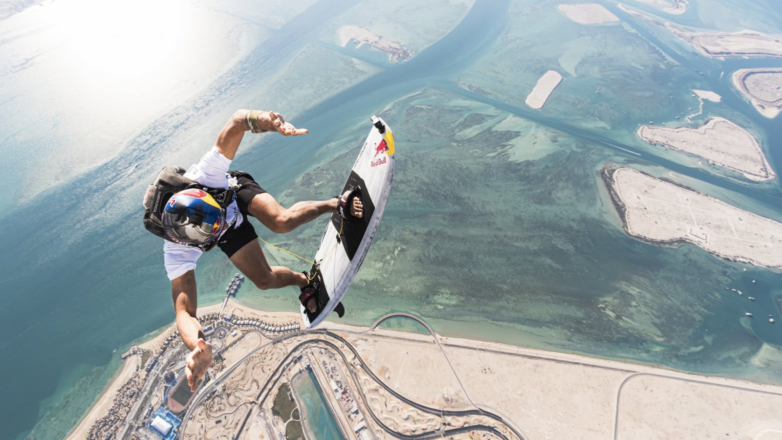 Álvarez hace historia con salto en paracaídas y aterrizaje sobre la ...