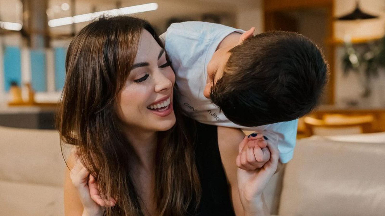 Orgullo Total: Daniela Colett Ve a Su Hijo Brillar con la 10 | Chile ...